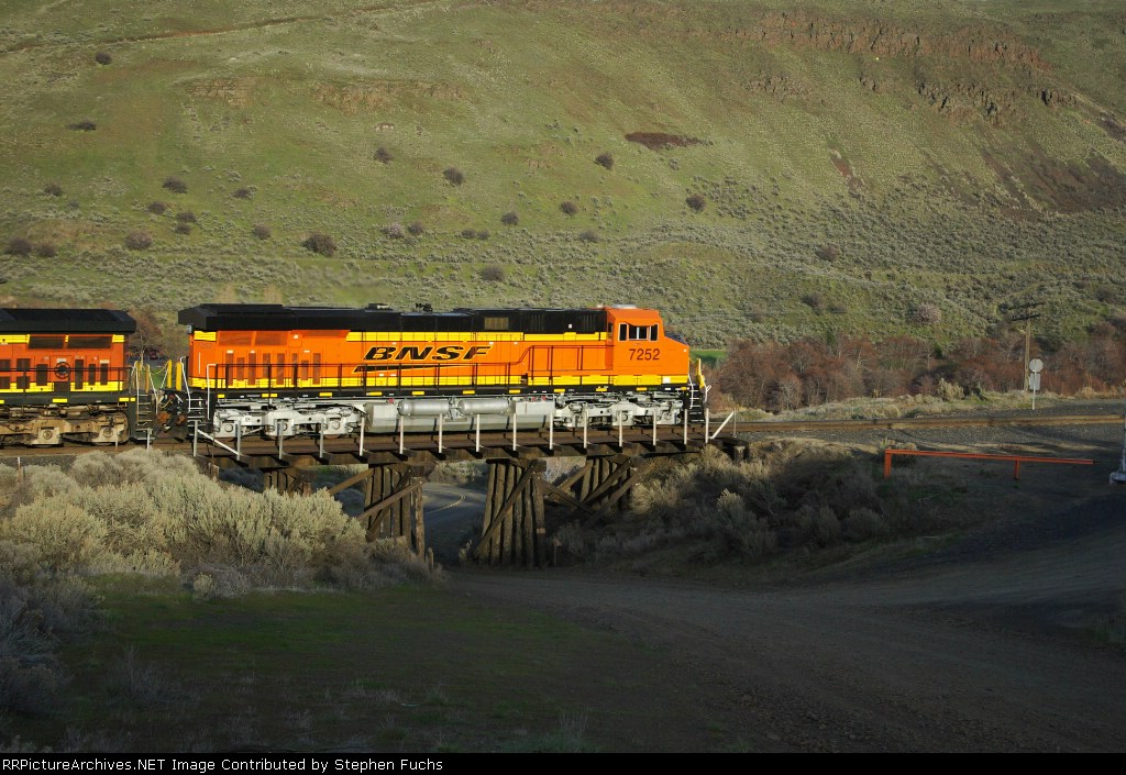BNSF 7252 Leads M-PASKLF-26 at Moody Oregon